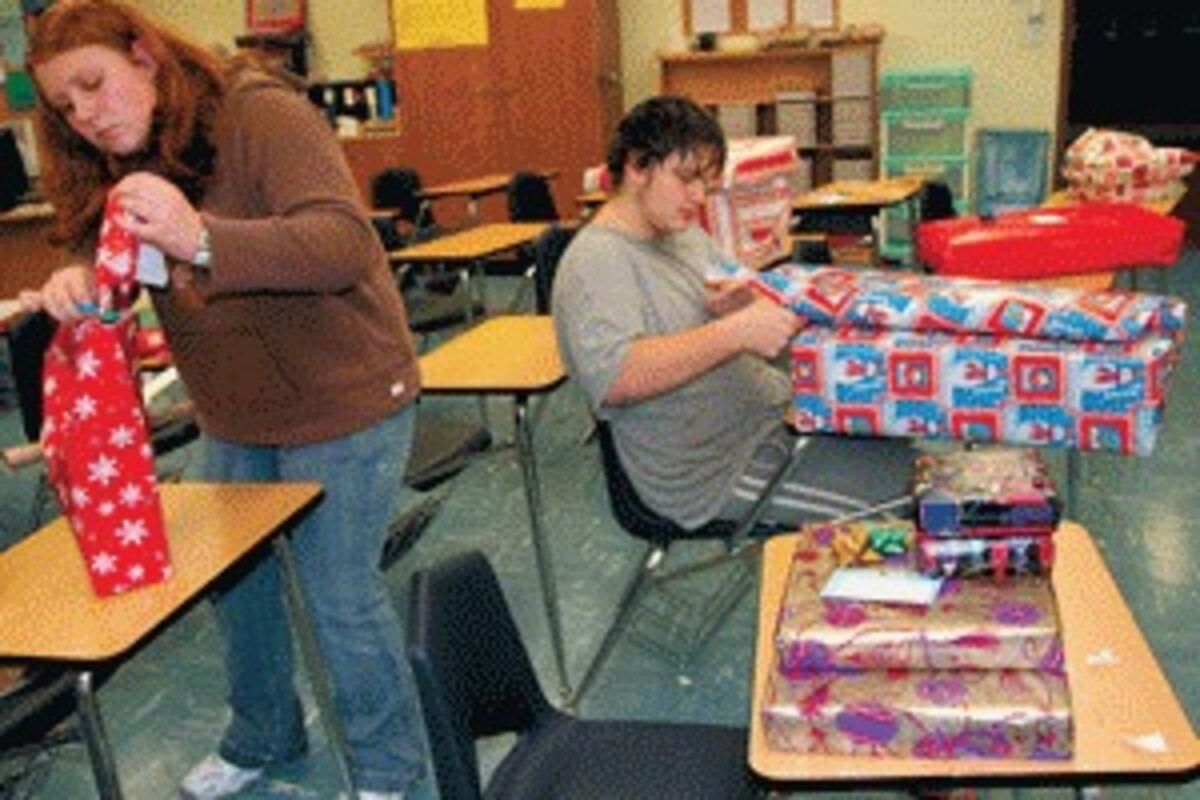 Junior high shoppers raise the bar for needy - The New Era