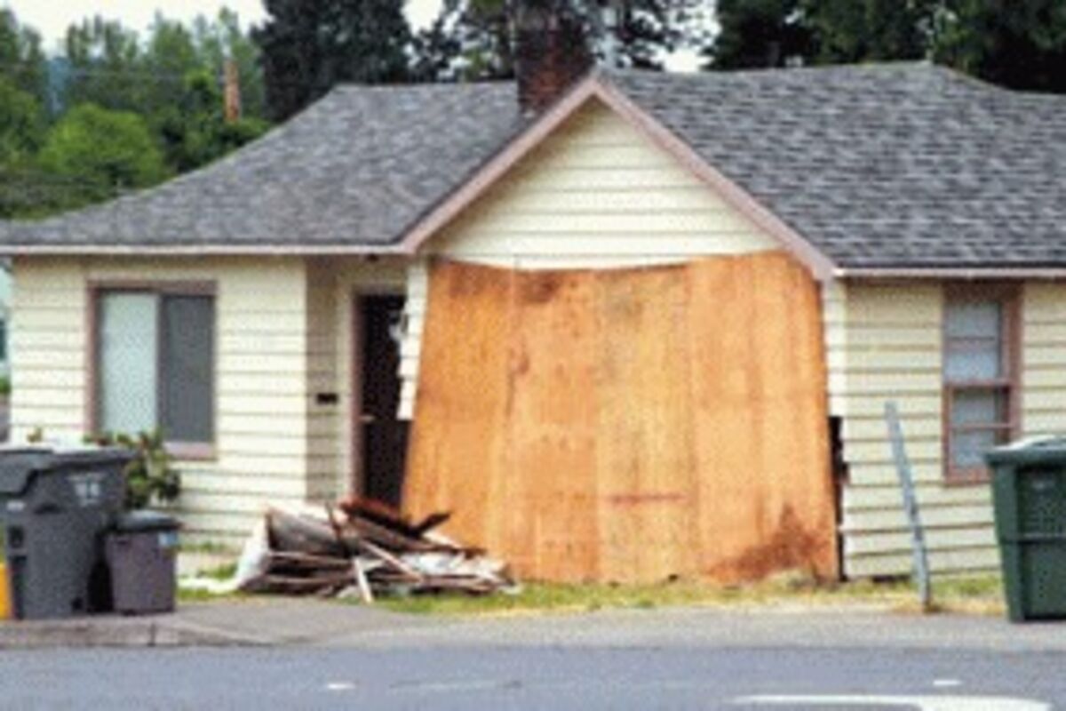 Allegedly drunken driver crashes into Oak Terrace home - The New Era