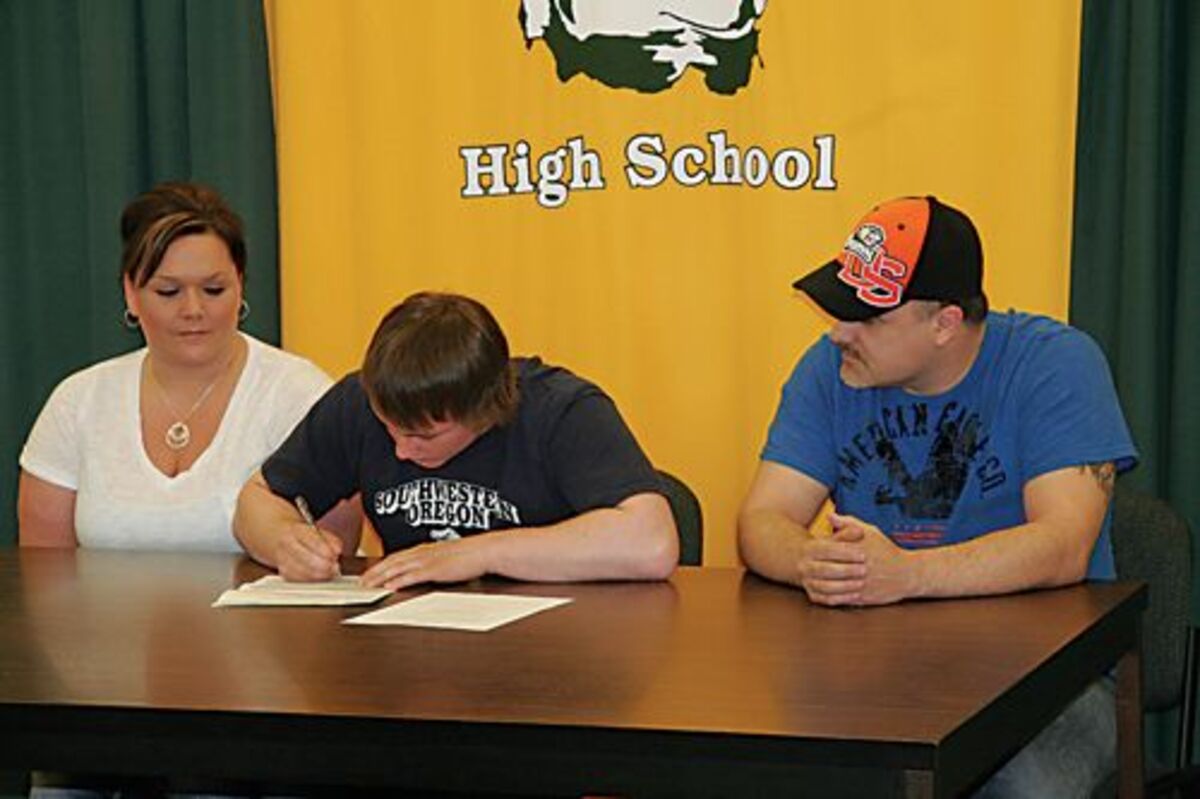 Kris Newport signs to wrestle at SW Oregon CC - The New Era