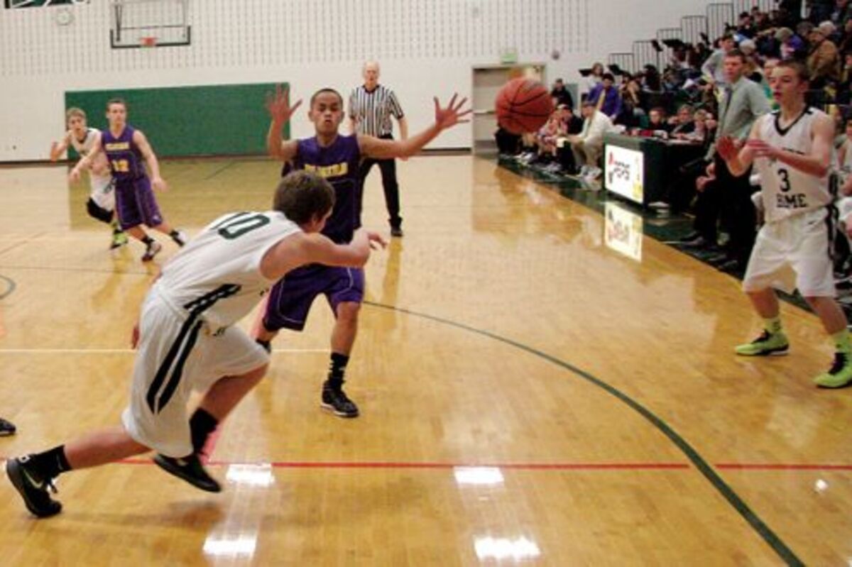 Boys drop basketball games to La Pine, Elmira - The New Era