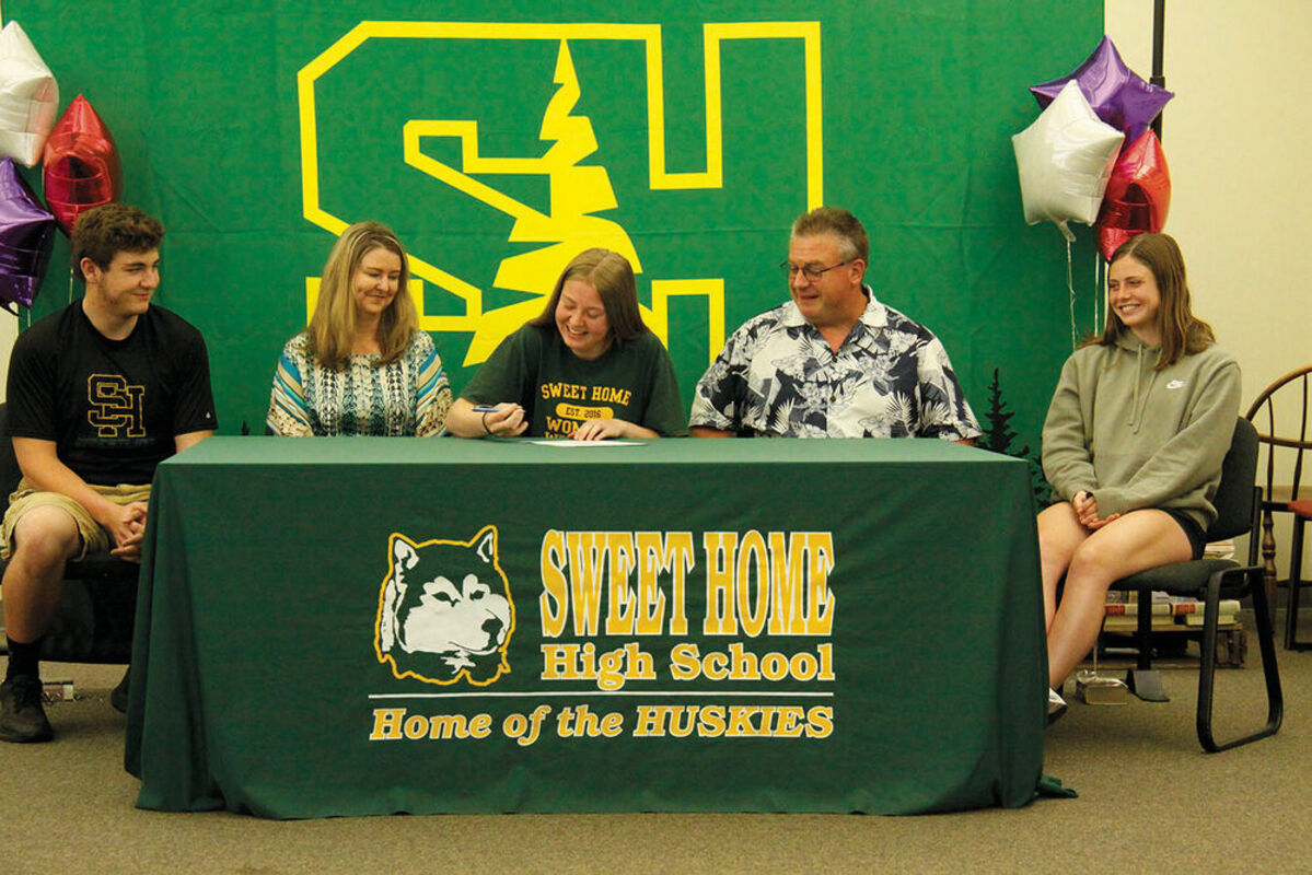 Kami Hart commits to wrestle for fledgling Linfield program - The New Era