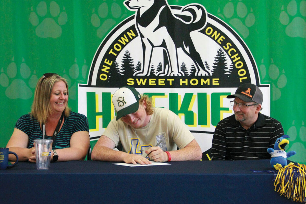 Russell Holly signs to play college baseball at Linn-Benton - The New Era