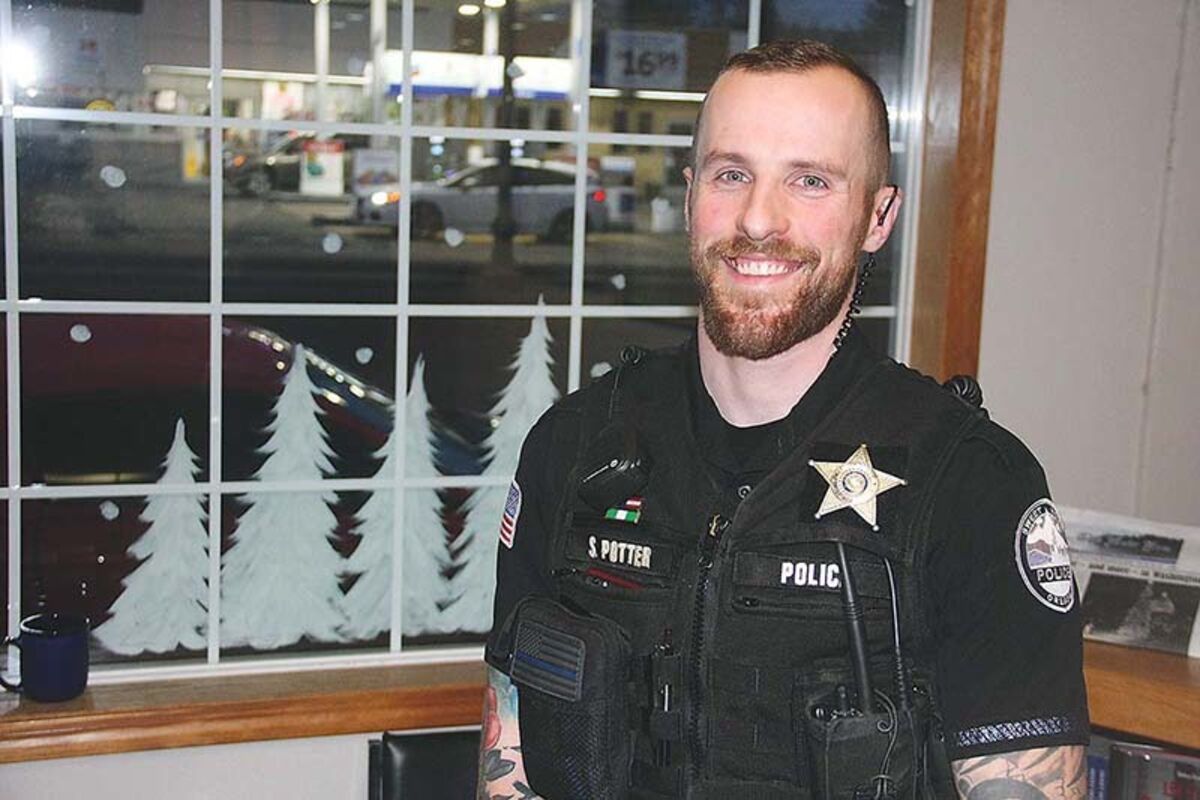 Officer honored for saving shooting victim - The New Era
