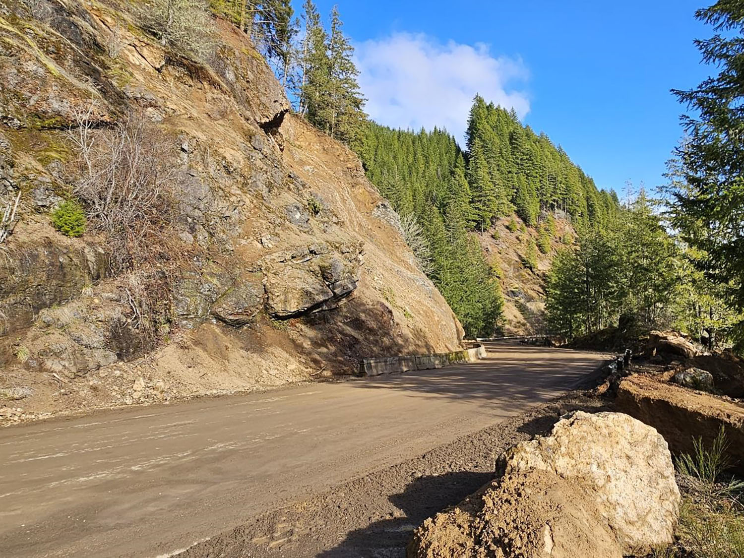 Quartzville Road cleared after rockslide at MP13 is removed - The New Era