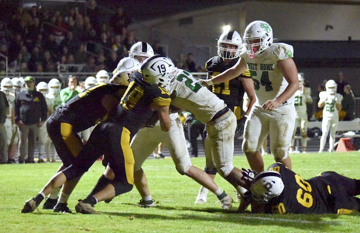 Huskies get a gift, head to La Grande for football playoffs - The New Era