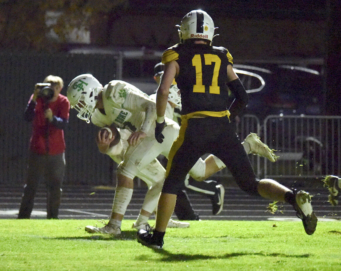 Huskies get a gift, head to La Grande for football playoffs - The New Era