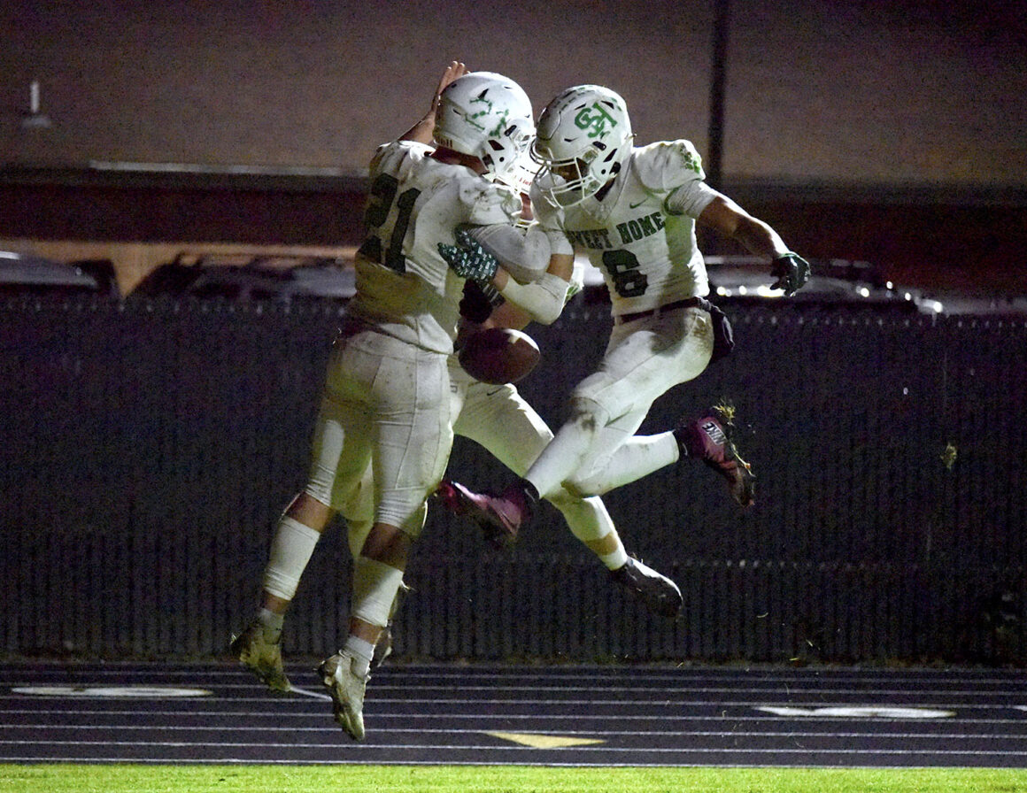 Huskies get a gift, head to La Grande for football playoffs - The New Era