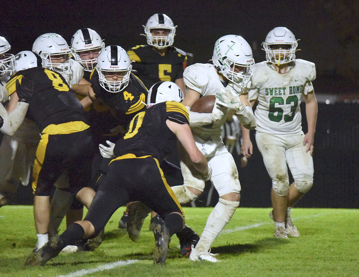 Huskies get a gift, head to La Grande for football playoffs - The New Era
